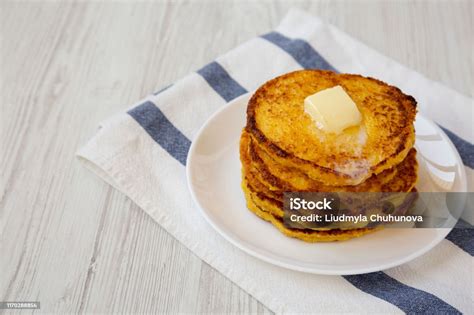 홈메이드 옥수수 식사 조니 케이크와 버터를 흰색 접시에 사이드 뷰 공간을 복사합니다 그릇에 대한 스톡 사진 및 기타 이미지 그릇 냅킨 달콤한 음식 Istock