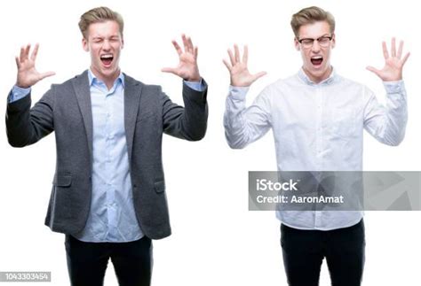 젊은 잘생긴 금발 사업가 미친과 미친 무기와 성공을 위해 다른 의상을 입고 제기 하 고 흥분 비명 눈을 폐쇄 우승자 개념 구도에 대한 스톡 사진 및 기타 이미지 Istock