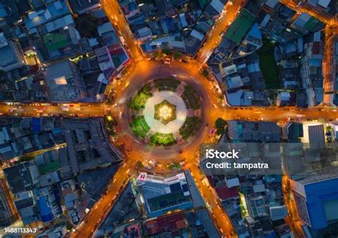 웡완 야이 로터리 고속도로 교차로의 공중 보기입니다 도로는 건축과 기술 교통 개념의 구조에 원을 형성한다 맨 위 보기 도시 도시 방콕 태국 거리에 대한 스톡 사진 및 기타