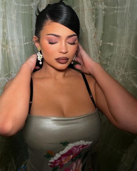 Kylie Jenner Flaunts Her Tits In Deep Cleavage Photos Video
