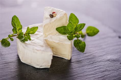 치즈의 브리 유형입니다 카망베르 치즈 신선한 브리 치즈와 견과류 꿀 잎이 있는 나무 판에 슬라이스를 얹습니다 이탈리아 프랑스 치즈 카망베르에 대한 스톡 사진 및 기타 이미지