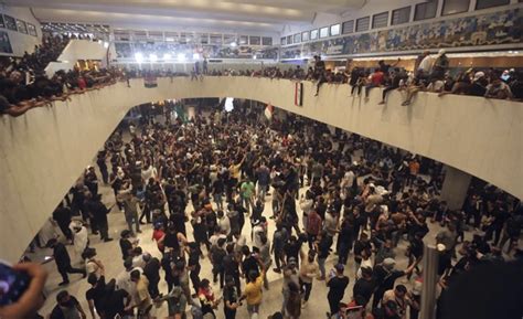 ក្រុមបាតុករអុីរ៉ាក់ដណ្តើមគ្រប់គ្រង អគាររដ្ឋសភា បាតុករ១២៥នាក់រងរបួស សារព័ត៌មាន នគរវត្ត