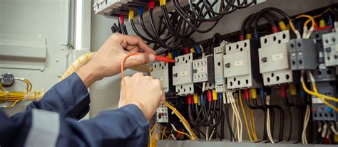 회로 차단기 및 케이블 배선 시스템에서 전류 전압을 검사하기 위해 측정 장비를 사용하는 전기 엔지니어 전기 서비스 개념 개폐 장치에 대한 스톡 사진 및 기타 이미지 Istock