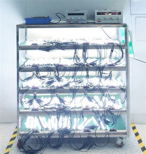 老化测试架 组装 设备展示 东莞市日贸金属塑胶制品有限公司