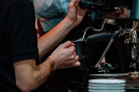 커피를 만들기 위해 우유 거품을 내는 바리스타 바리스타가 커피 머신 앞에 손을 댄다 Robusta Coffee Drink에 대한 스톡 사진 및 기타 이미지