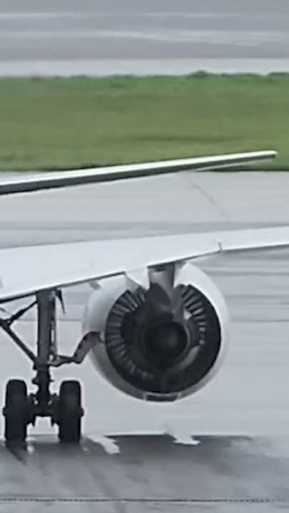 터보팬 엔진의 구조가 잘 보이는 항공기 후미에서 보는 엔진 가운데가 제트터빈이 있으며 제트엔진의 힘으로 바깥족 대형 팬을 구동시켜 소음을 줄이고 효율을 높인 구조