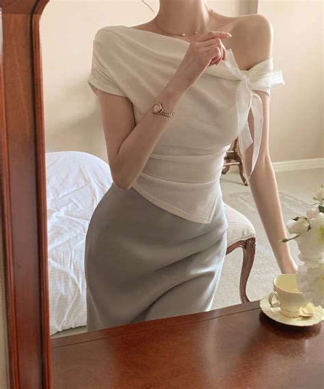 러브썸원 론디넨 언발 오프숄더 셔링 훌 리본 반팔 블라우스 티셔츠