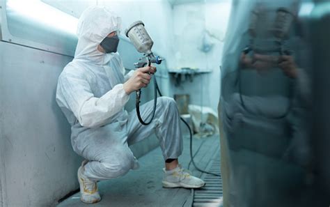 자동차 스프레이 룸의 자동차 정비사 스프레이 노즐을 사용하여 차체 측면에 조심스럽게 주입하여 자동차 본연의 색상과 조화를 이루는 아름다움을 연출합니다 가리기에 대한 스톡