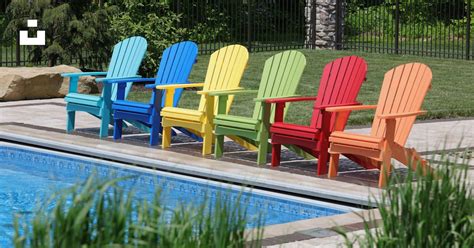 파란색과 흰색 콘크리트 바닥에 두 개의 갈색 나무 안락의자 사진 Unsplash의 무료 의자 이미지