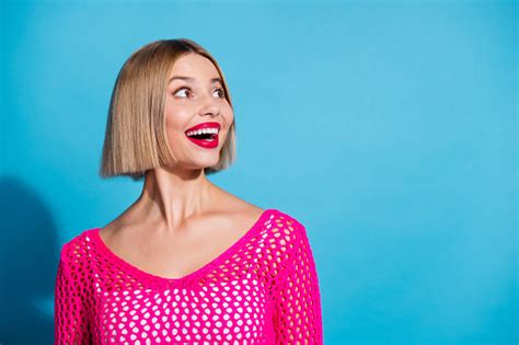 쾌활한 귀여운 소녀의 초상화 트렌디 한 의상 계절 특별 좋은 제안 빈 공간 파란색 배경에 고립 25 29세에 대한 스톡 사진 및 기타 이미지 Istock