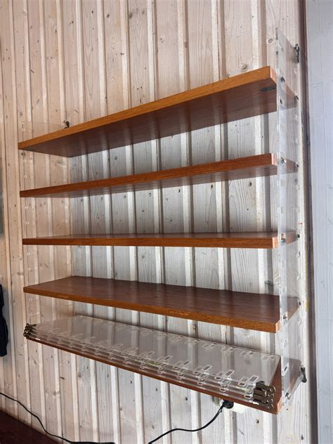 Stringhylla ”string Plexi” 1953 Smågårde Auktioner Gotland