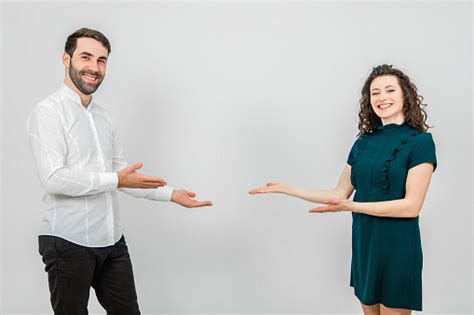 비즈니스 파트너 남자와 여자는 자신감과 얼굴에 기쁨으로 고객에게 프로젝트를 제시합니다 2명에 대한 스톡 사진 및 기타 이미지 2명 갈색 머리 겨냥 Istock