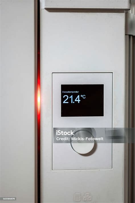 Kotak Kontrol Sistem Pemanas Dengan Tampilan Suhu Foto Stok Unduh Gambar Sekarang Termostat
