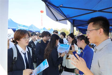 学校成功举办2024届毕业生综合类招聘会