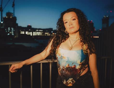 Clementine Douglas Returns With New Single True” After Sold Out Uk