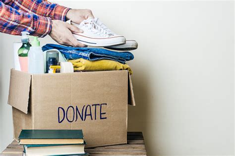 의류 기증 및 음식 기증 개념 옷 신발 및 위생 용품으로 기부 상자를 들고 있는 남자 복사 공간 가족에 대한 스톡 사진 및 기타 이미지 Istock