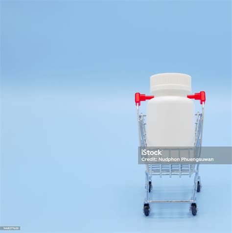 의학 개념 파란색 배경에 상점 트롤리에있는 약과 비타민의 흰색 병 의약품 구매 및 쇼핑 개념에 대한 스톡 사진 및 기타 이미지 Istock
