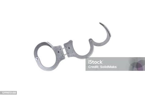 금속 수갑 구금 된 범죄자를 족쇄로 묶기위한 팔찌 흰색 배경에서 격리합니다 0명에 대한 스톡 사진 및 기타 이미지 0명 갇힌 감방 Istock
