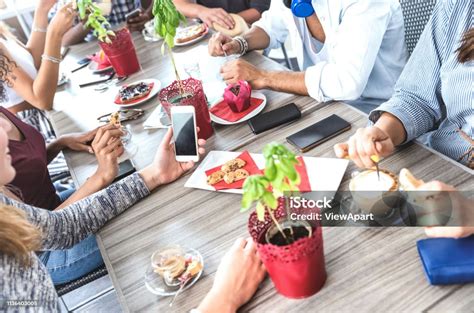 커피 숍 레스토랑에서 카푸치노를 마시는 친구의 탑 사이드 뷰재미 함께 먹고 모바일 스마트 폰을 사용 하 여 패션 카페 바우정
