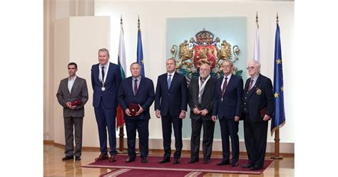 Президентът връчи висши държавни отличия на шестима изтъкнати българи Снимки