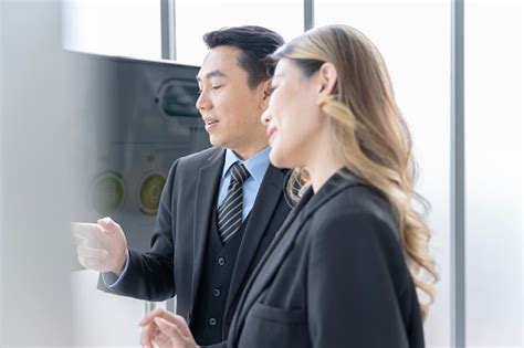 태국의 아시아 비즈니스 남성과 여성의 그룹 공동 협의 회의를 위해 회사 사무실에서 함께 일합니다 경영자에 대한 스톡 사진 및 기타 이미지 Istock