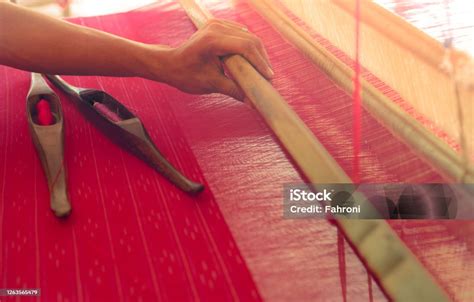 수제 직물을 짜기 위해 기계를 직조하는 여성 섬유 직조 면 가닥에 전통적인 손 직조 직조 직조 태국에서 직물 또는 천 생산 아시아 문화 가정 생활에 대한 스톡 사진 및 기타