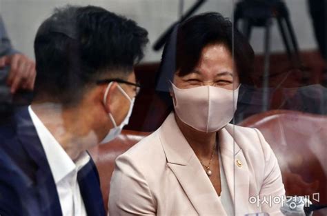 포토 미소 짓는 추미애 장관 아시아경제