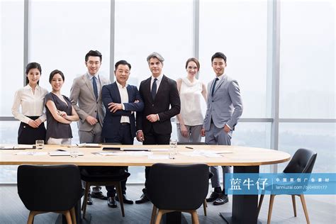 商务人士在会议室的合照 蓝牛仔影像 中国原创广告影像素材