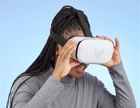 미래의 사이버 및 3d 시스템을 위한 흑인 여성과 메타버스를 통한 Vr 게임 및 디지털 인터넷 증강 현실 및 데이터 분석