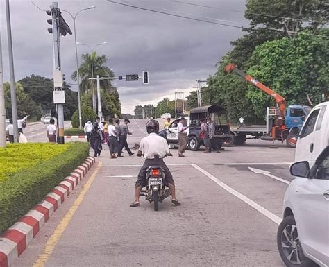 နေပြည်တော်လမ်းမကျယ်ကြီးမှာ ရဲကားနဲ့အိမ်စီးကားတိုက်မိလို့ ရဲကားမှောက်ပြီး အလုပ်သင်ဒုရဲအုပ်အပါ အဝင