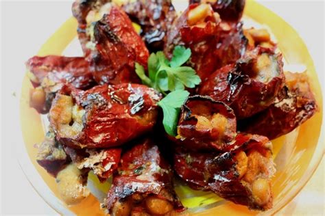 Пълнени чушки с боб и кисело зеле Имени дни