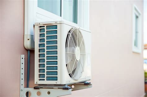 공기 압축기 건물 외부에 설치되는 실외 가정용 에어컨 장치의 클로즈업 외부 분할 벽 유형 시원한 또는 열 또는 뜨거운 및 에어컨 시스템 유지 보수의 개념 0명에 대한 스톡