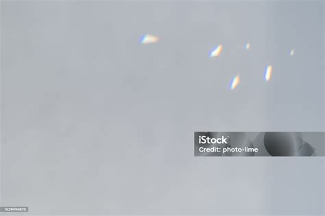 밝은 배경에 오버레이 모형을 위한 크리스탈 빛 반사 무지개 홀로그램 그림자 모형 무지개 빛깔의 프리즘 벽지 추상 프리즘 반사 렌즈 효과를 통해 새는 광선 0명에 대한 스톡