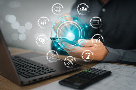 디지털 변환 기술 비즈니스 맨은 제조 기술의 아이콘 흐름 자동화 및 데이터 교환을 통한 업계 작업과 함께 인터넷을 통해 스마트 폰 및 랩톱 제어를 사용합니다 Brand