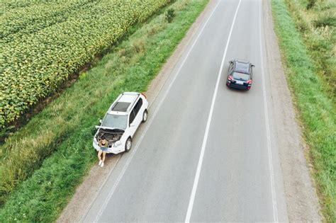 Premium Photo Woman Stuck With Broken Car In The Middle Of Nowhere