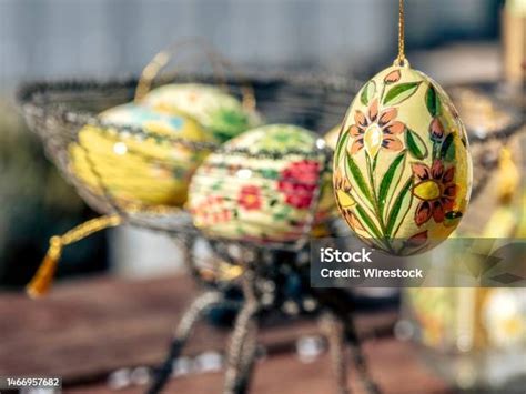 바구니에 담긴 다양한 다채로운 디자인의 부활절 달걀 근접 촬영 0명에 대한 스톡 사진 및 기타 이미지 0명 개념 개념과 주제 Istock