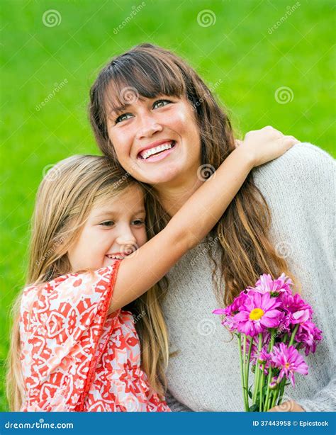 Madre E Hija Joven En El Parque Foto De Archivo Imagen De Padre Mama