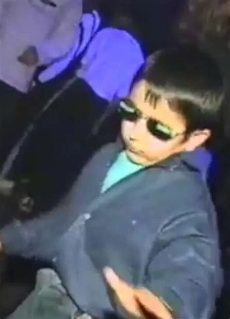 Создать мем мелкий чувак в очках танцует маленький мальчик танцует в