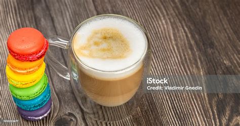 Lgbt 무지개 깃발의 색상의 여러 가지 색상의 마카롱과 카푸치노의 투명한 머그잔 자유와 사랑의 개념 로맨스와 과자 공간을