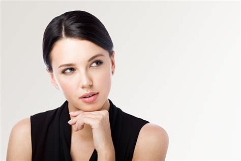 멀리 보고 젊은 매력적인 여자의 초상화입니다 뭔가 대해 생각 하거나 선택 하려면 갈색 머리에 대한 스톡 사진 및 기타 이미지