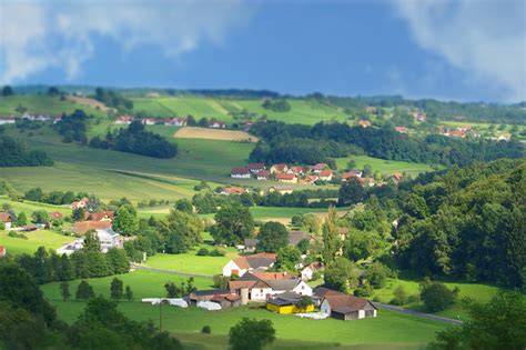 무료 이미지 경치 구조 들 농장 잔디 사진술 목초지 언덕 산맥 마을 녹색 농업 평원 골프 코스 골프 클럽 고원 재산 스티 리아 농촌 지역