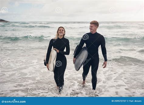 Ik Heb Nog Nooit Zoveel Plezier Gehad Een Jong Koppel Op Het Strand Met Surfplanken Stock