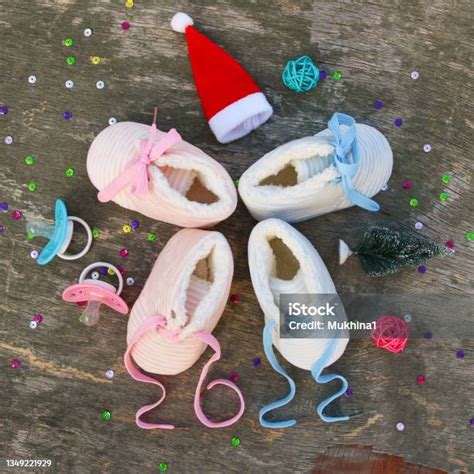 2022 년 새해 오래된 나무 배경에 어린이 신발과 젖꼭지의 끈을 작성했습니다 맨 위 보기입니다 플랫 레이 아기 신발에 대한 스톡 사진 및 기타 이미지 Istock