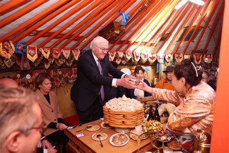 ХБНГУ ын Ерөнхийлөгч Ф В Штайнмайэр гэргийн хамт монгол айлд зочлов Монгол Улсын