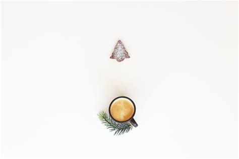 진저 쿠키 가루 설탕 크리스마스 트리 모양에 커피와 흰색 바탕에 전나무 분기 컵입니다 크리스마스 그리고 새 해 미니 스타일입니다 평면도 평평 하다 복사 공간 0명에 대한