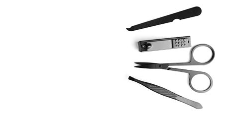 복사 공간이 있는 흰색으로 분리된 강철 매니큐어 및 페디큐어 도구 세트의 배너 손톱 가위 핀셋 및 매니큐어 도구의 클래식 금속 키트 국내 네일 뷰티 케어 대상 0명에 대한