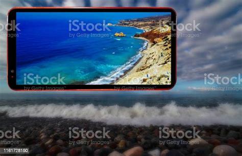 젖은 돌과 물결 모양의 바다 해변의 어두운 신비흐린 배경에 키프로스 바다 풍경을 표시하는 휴대 전화 화면의 콜라주 0명에 대한 스톡 사진 및 기타 이미지 Istock