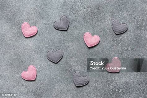 회색 콘크리트 배경에 분홍색과 회색 뜨개질 하트 발렌타인 데이 어머니의 날 결혼식 평면도 평평한 위치 2월에 대한 스톡 사진 및