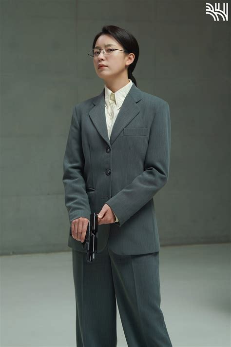 Thời Trang Công Sở Menswear Của Han Hyo Joo Trong Moving Elle
