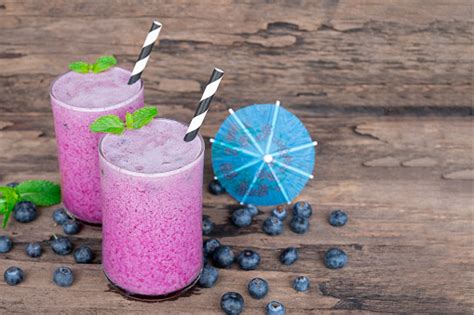 블루베리 스무디 레드 다채로운 과일 주스 밀크 블렌드 음료 건강 한 고 단백 나무 배경에 유리 음료 에피소드 아침에 맛 있는 맛